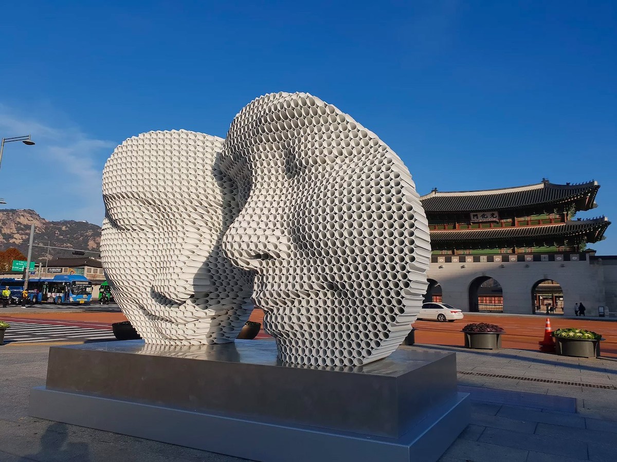 modern metal statue - syrcast
